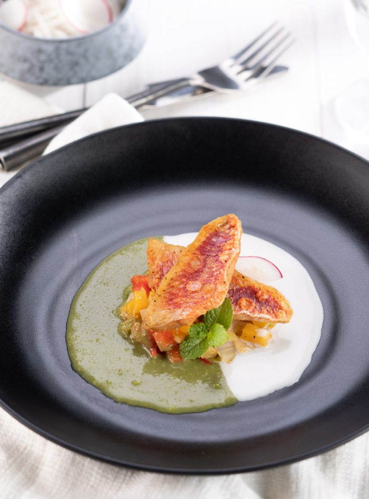 Red mullet fillet with basil sauce - ปลาณีต | Planeat